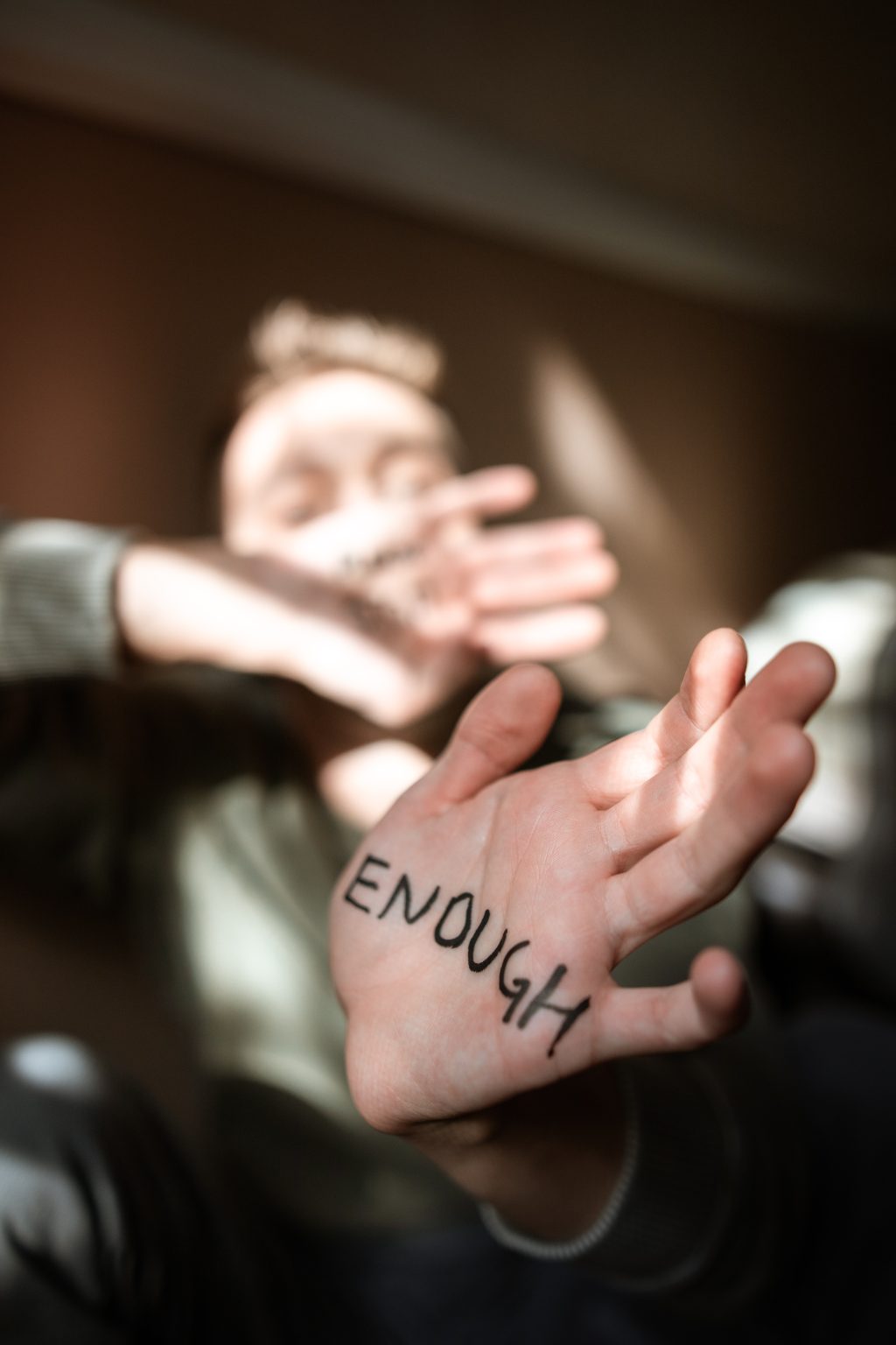 Violência física e psicológica: como identificar sinais de agressão ...